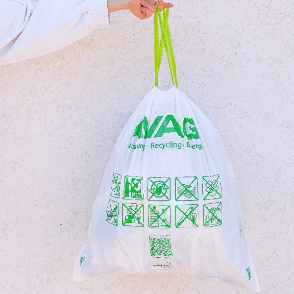 Où mettre les crottes de chat ? WC, compost, poubelle